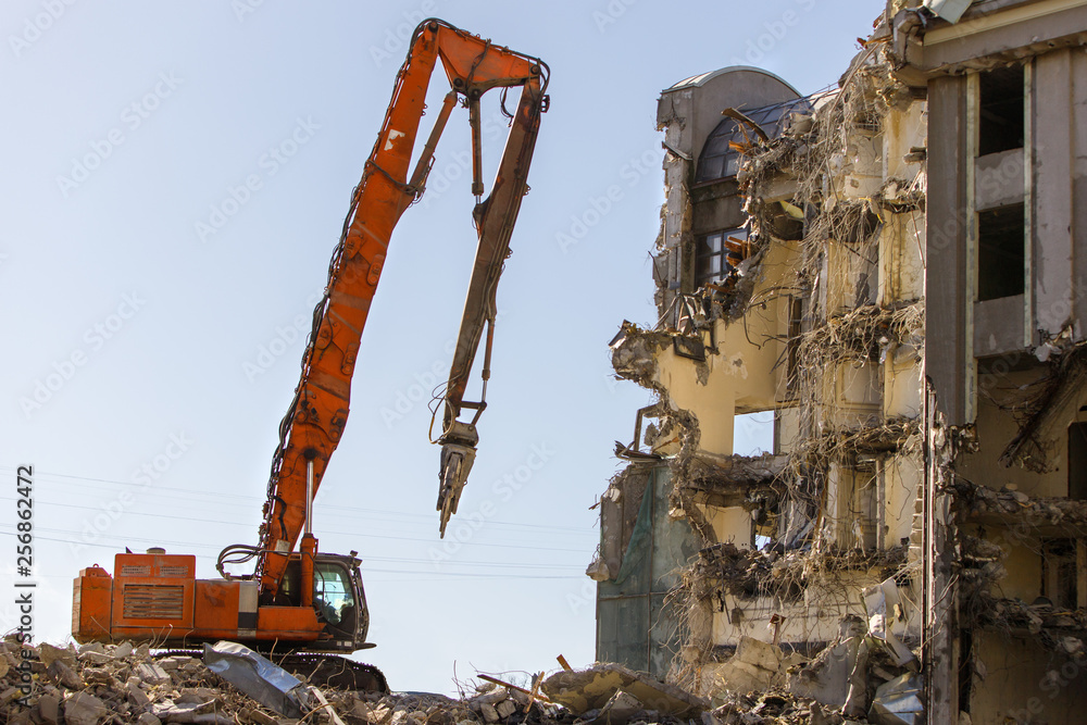 Foto Stock Building of the former hotel demolition for new construction ...