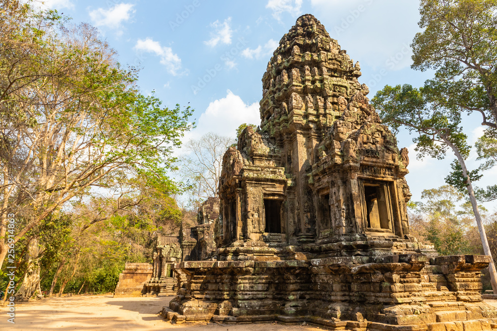 Fotka „Thommanon temple ruins is Khmer ancient temple in complex Angkor ...