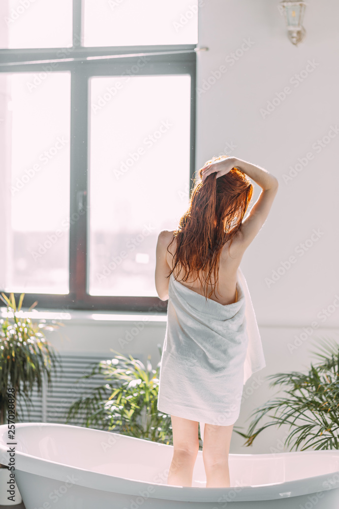 Foto Stock Purity, Tenderness and Sensuality. Backside portrait of fit ...