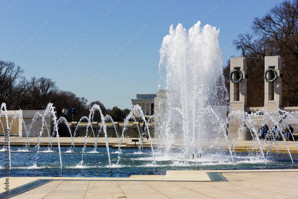 Foto de Northern tall-fountain of the Rainbow Pool with the Lincoln ...