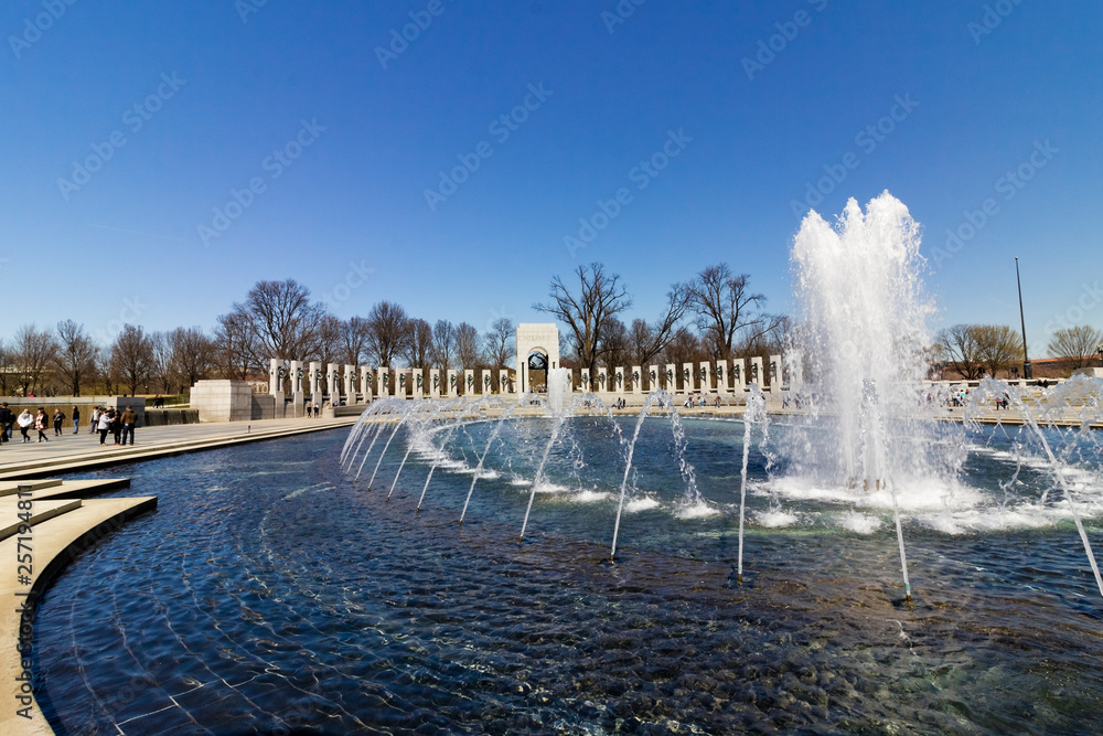 Foto de Vista of the ceremonial Rainbow Pool & National World War II ...