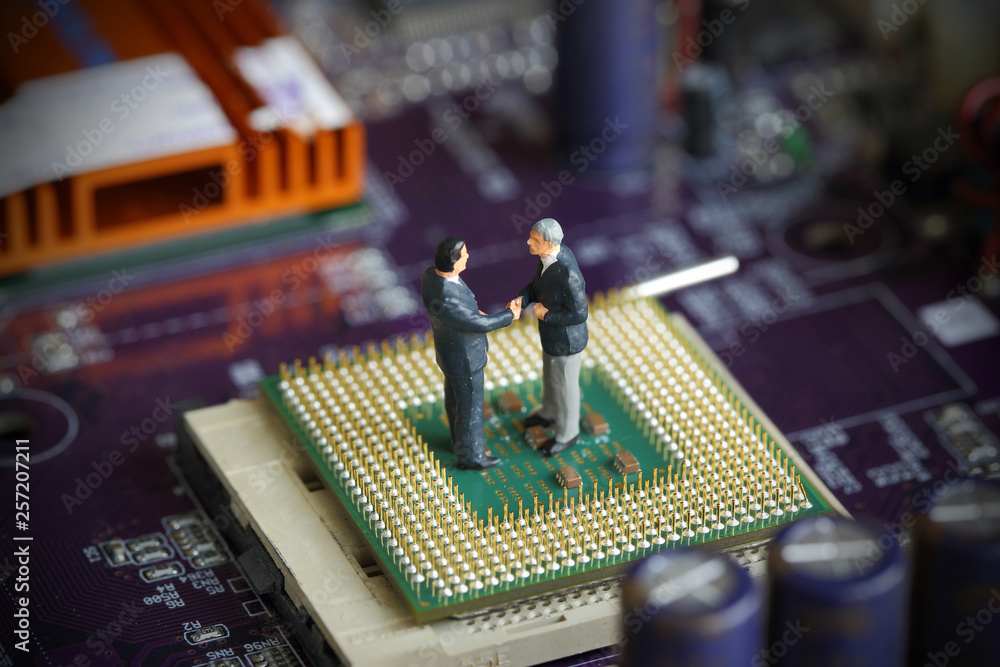 Foto Stock Selective focus of miniature businessman handshake on ...