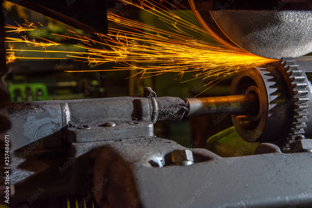 Grinding machine, grinding with sparks a gear wheel in the automotive ...