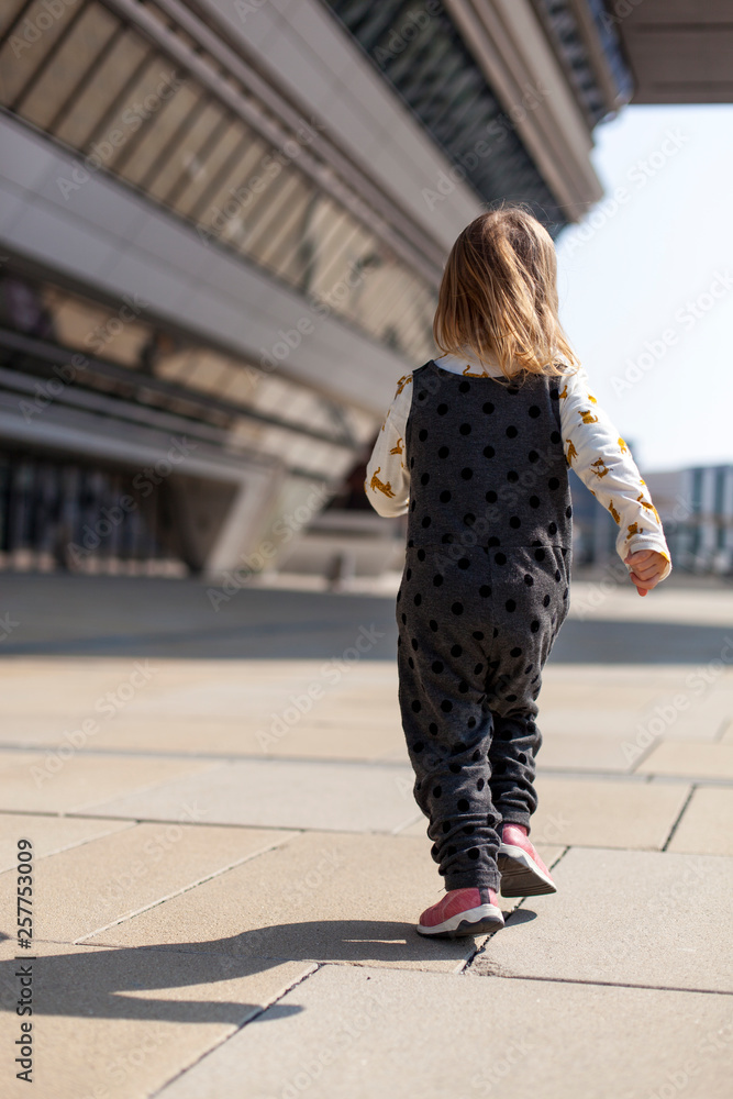 Kid running on square under modern architecture house. Kind läuft auf ...