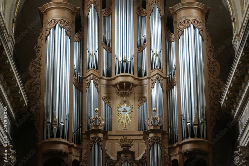 Les grandes orgues. Oeil de Dieu. Eglise Saint-Louis en l'Ile. Paris ...