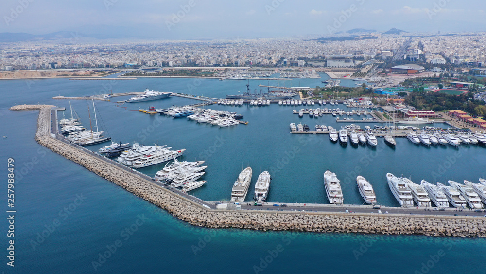 Foto de Aerial drone photo of famous Flisvos Marina with mega yachts ...