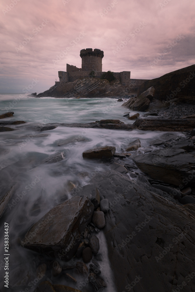 Fotka „Little castle surronded by the brave Atlantic Ocean at Sokoa (Socoa) in the Donibane ...