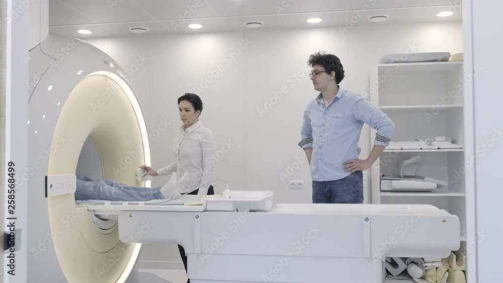 Vídeo do Stock: Professional woman operator control the MRI scanner ...
