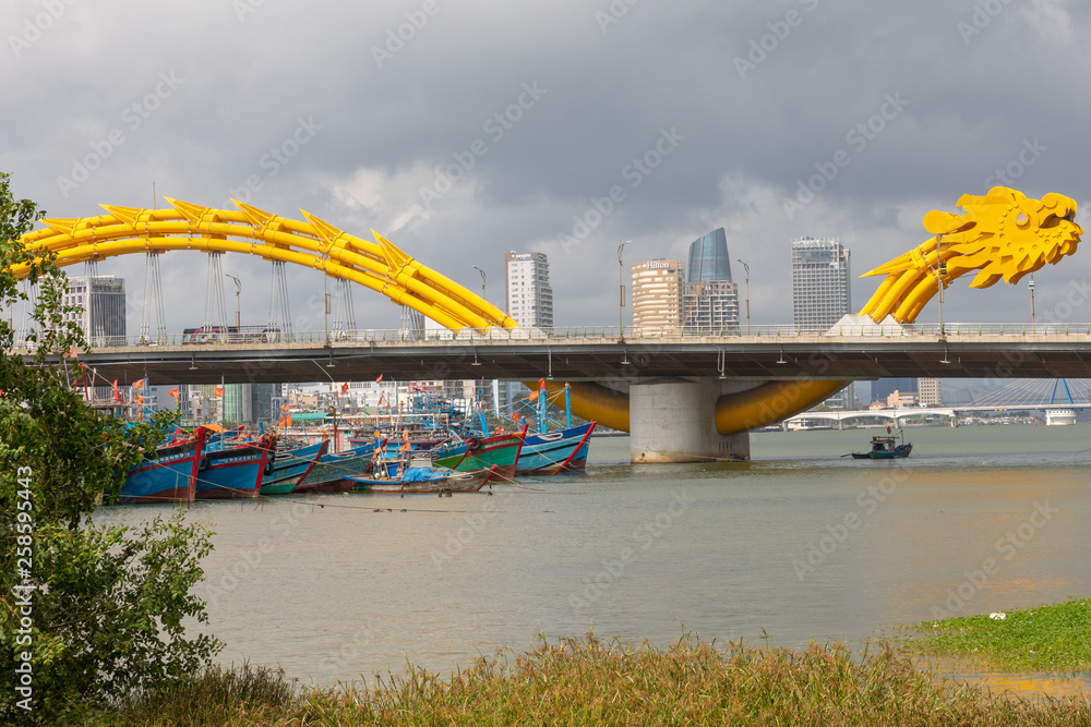 Dragon bridge ( Cua Rong ), this modern bridge crosses the Han River ...