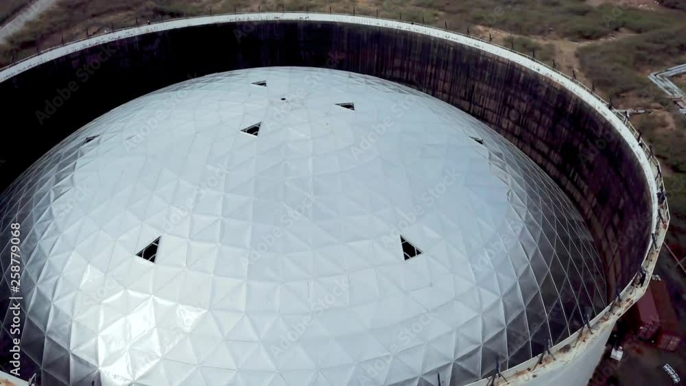 Vidéo Stock Tilt down aerial view of a floating roof on storage tank in ...