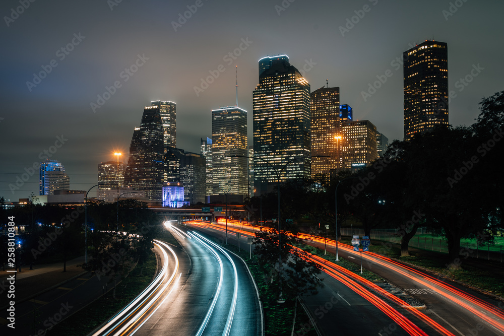 Foto de Long exposure of traffic on Allen Parkway and the Houston ...