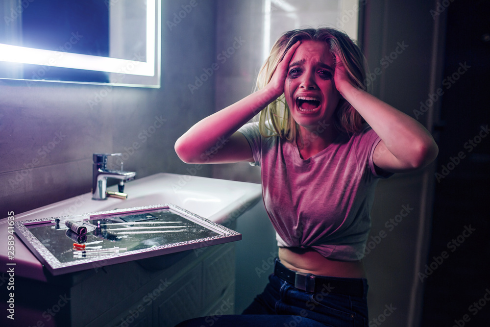 Foto de Drug obsession and pain. Drug addict holds hands on her hand ...