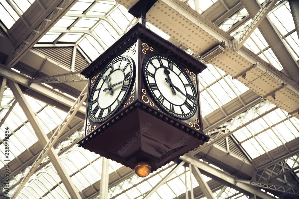Meeting Point of Glasgow Central Station vintage clock Stock Photo ...