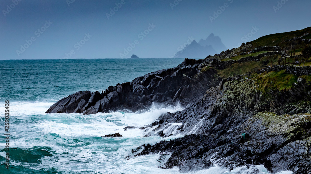 Foto de a view of the wild atlantic way off the coast of the ring of ...