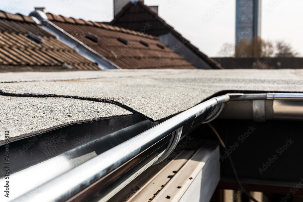 Montage Flachdach mit Bitumenbahn und Dachrinne Stock-Foto | Adobe Stock