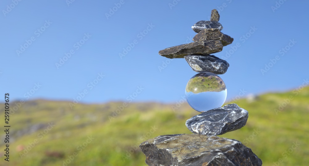 Foto Stock Tower of stones in balance (Rock Balance) with a crystal ...