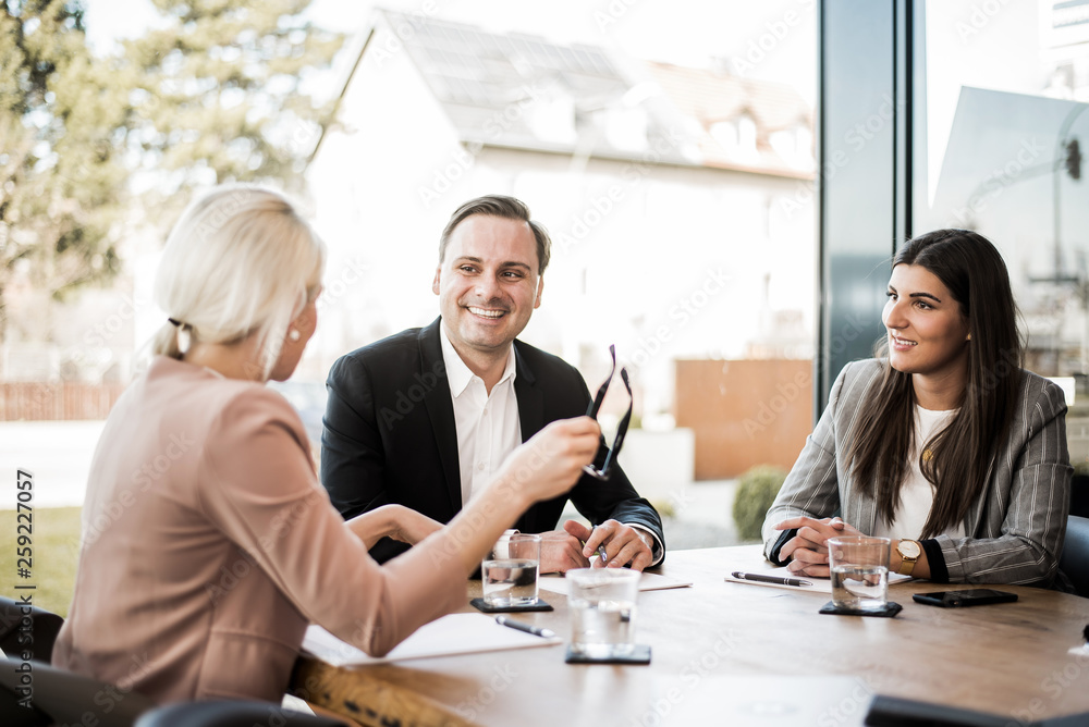 Chef und Mitarbeiter in der Besprechung im Büro Stock Photo | Adobe Stock