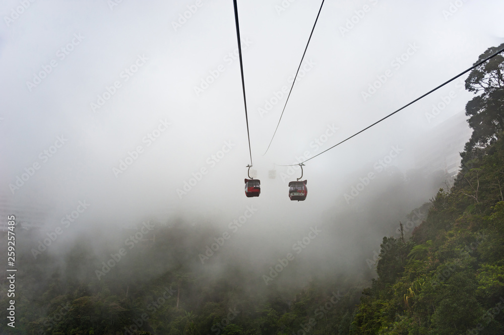 Foto de long high cable road to Genting Highlands, Malaysia, beautiful ...