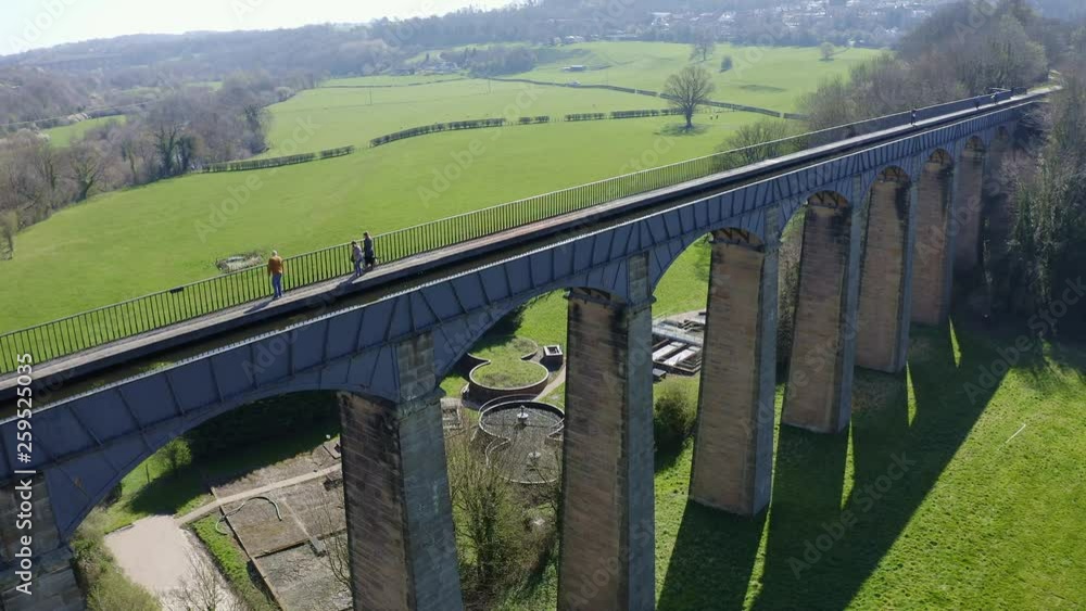 Vidéo Stock People walk across the beautiful Narrow Boat canal route ...
