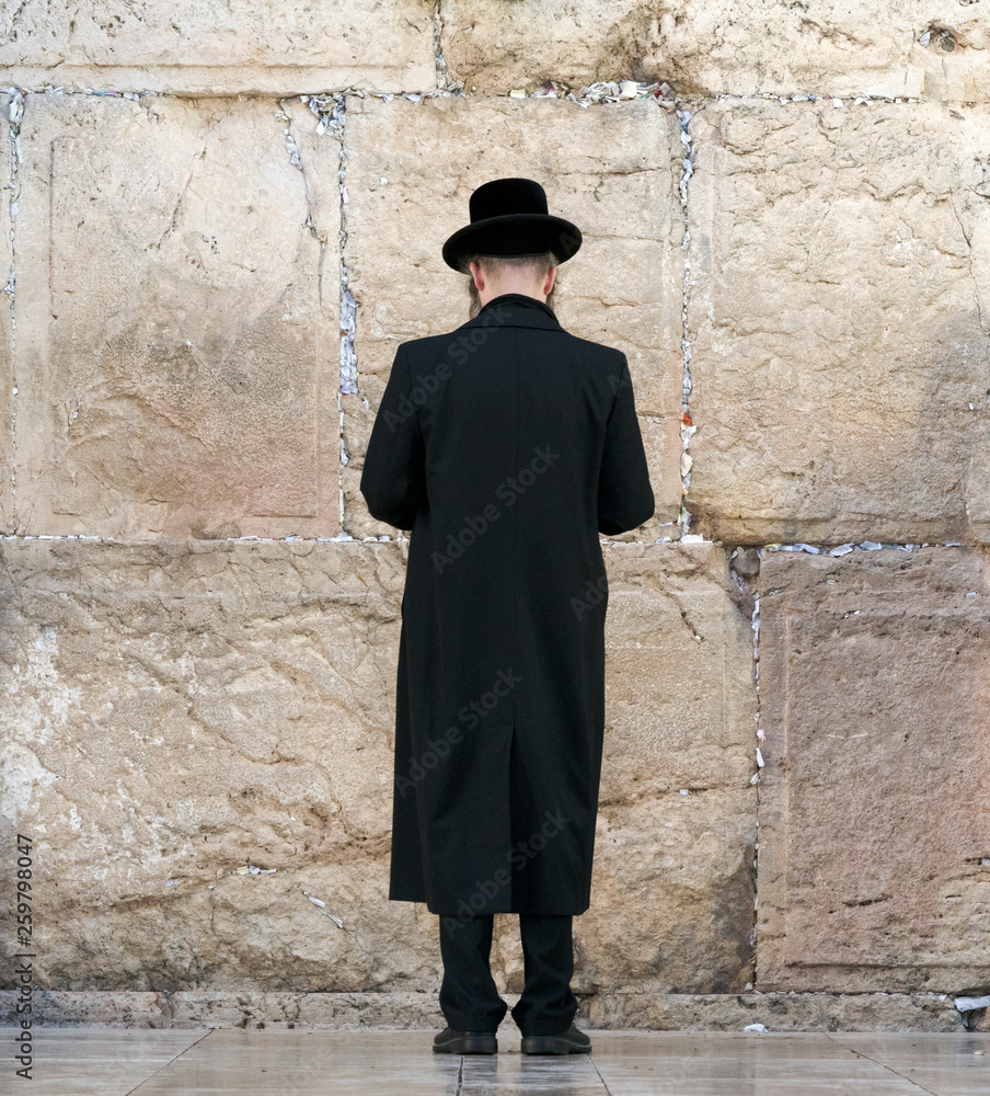 Foto de Orthodox hassidic religious jews dressed in black traditional ...