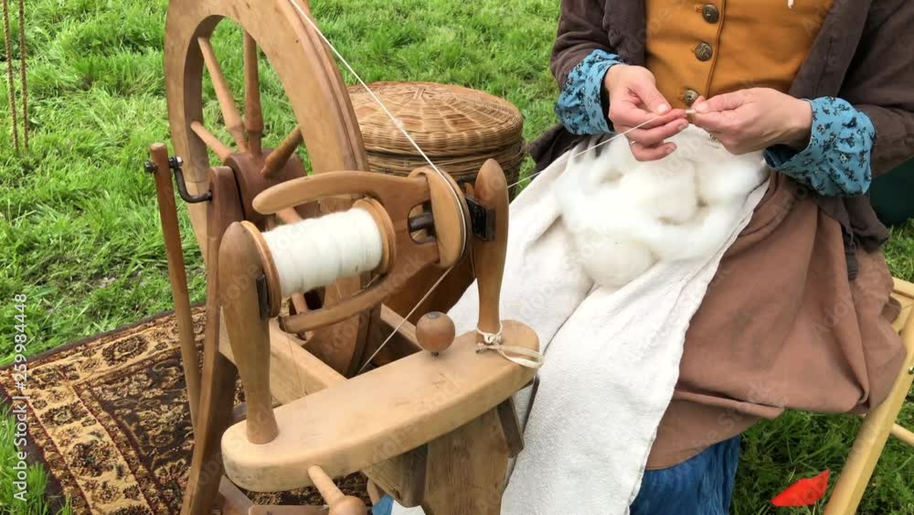Video „4K HD video close up on spinning wheel with woman in old ...