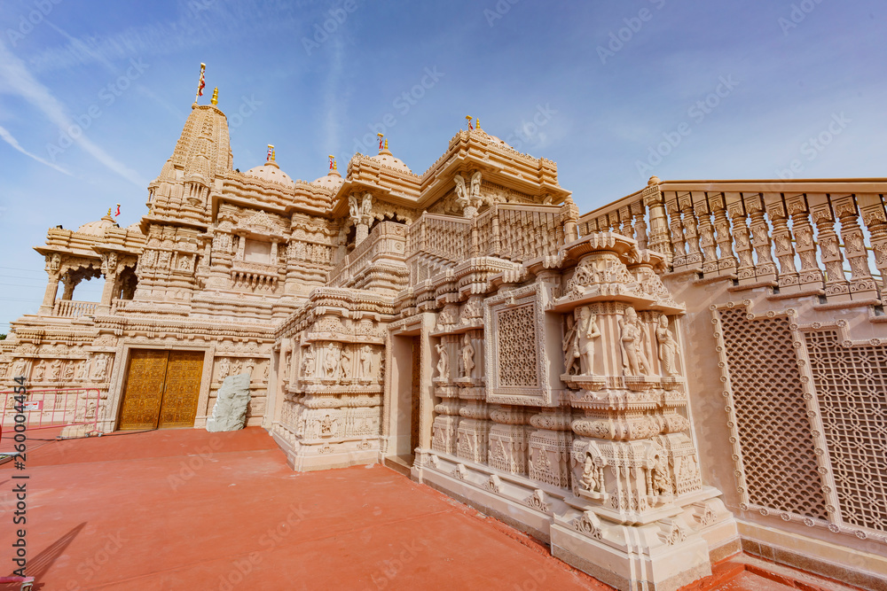 Foto de Exterior view of the famous BAPS Shri Swaminarayan Mandir do ...
