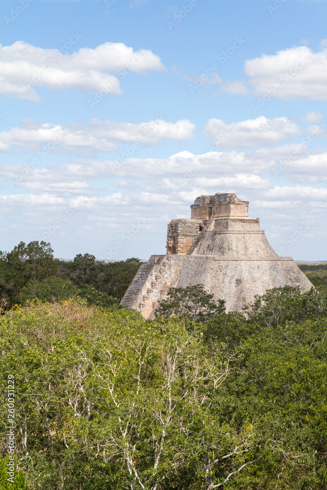 Piramides y monumentos mayas de Uxmal, en el estado de Yucatan, pais de ...