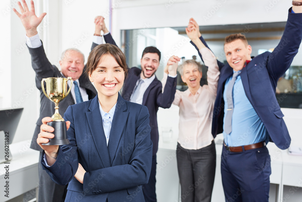 Team jubelt mit einem Sieger Pokal Stock Photo | Adobe Stock