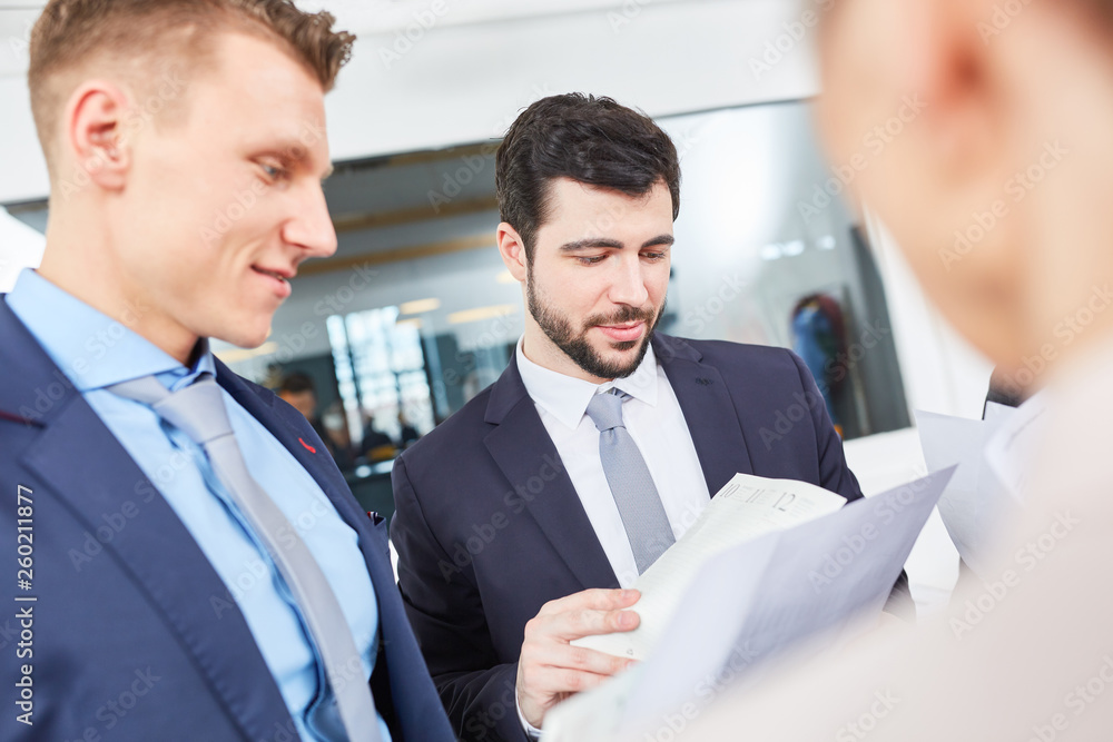 Berater im Consulting mit Dokumenten Stock Photo | Adobe Stock