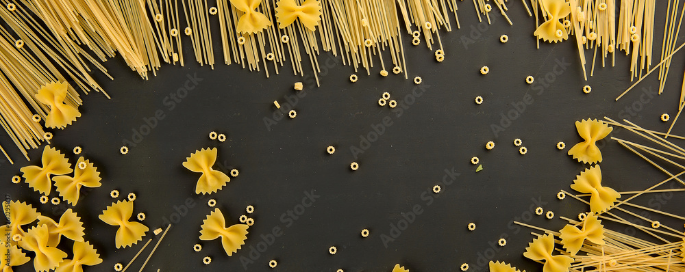 Panoramik variety of types and shapes of Italian pasta on dark ...