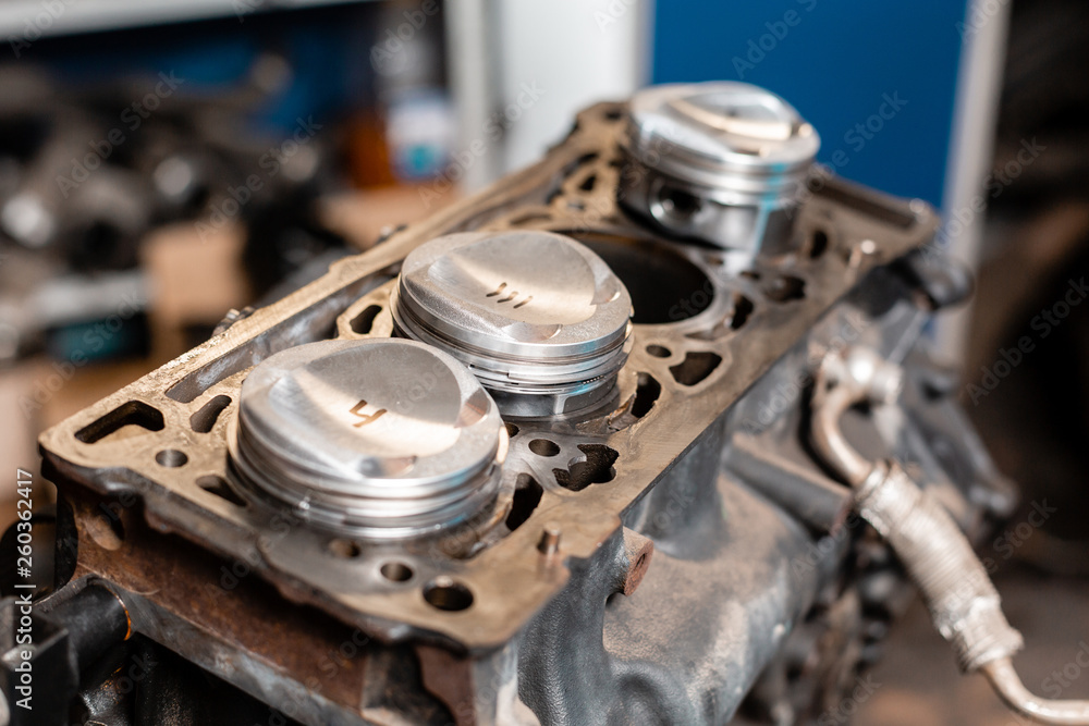 Foto de Close-up a new pistons for the engine, overhaul.. Engine on a ...