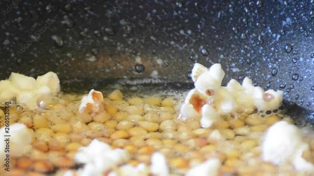 Vídeo do Stock: Popcorn is boiled in hot boiling vegetable oil ...