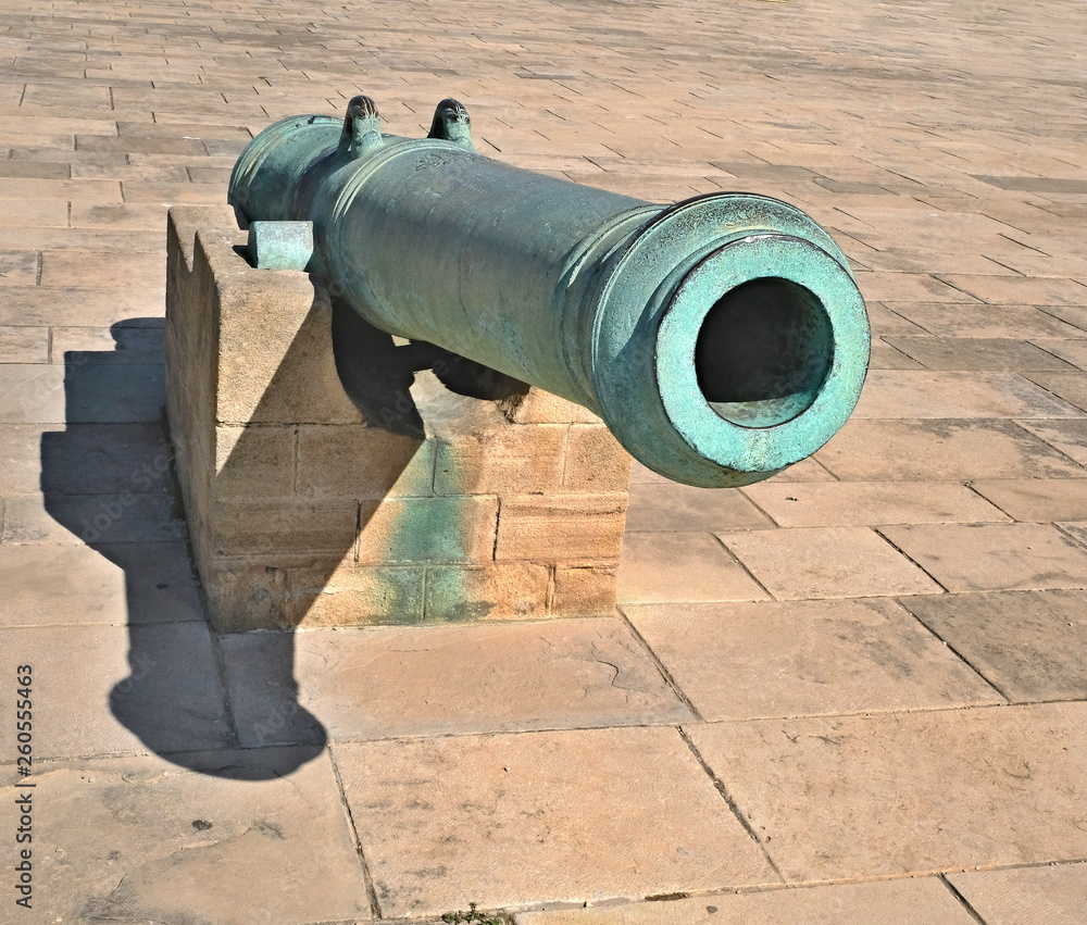 Old artillery gun. The gun for the cores, covered with patina. 素材庫相片 ...