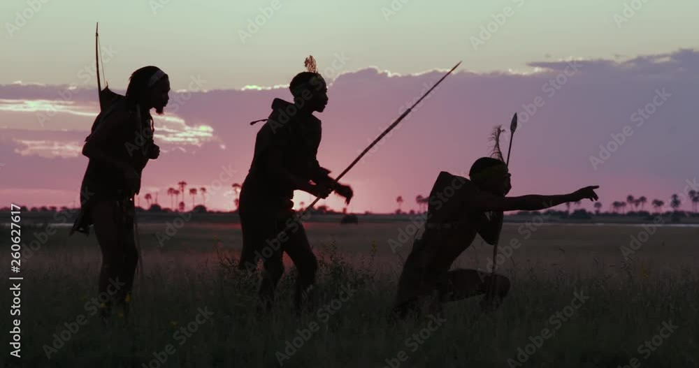Vidéo Stock 4K spectacular side view of three San people/Bushman in ...