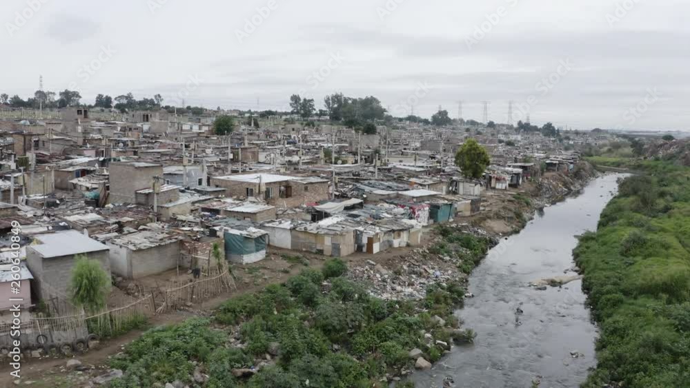 Vidéo Stock 4K close-up aerial panning view of slums or squatter camp ...