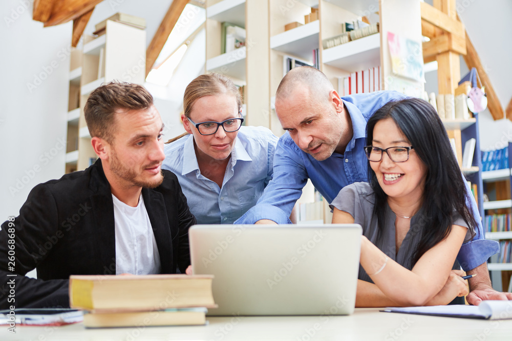 Junge Leute am Laptop als Start-Up Team Stock Photo | Adobe Stock