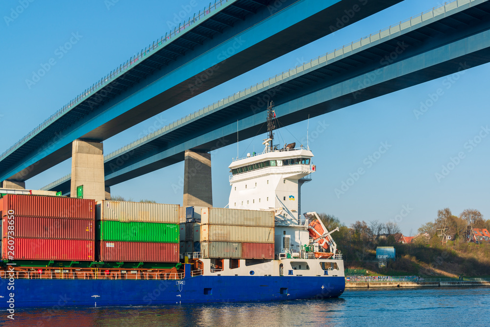 Die meistbefahrene künstliche Schiffahrtsstraße der Welt der Nord-Ostsee-Kanal von Kiel Holtenau ...