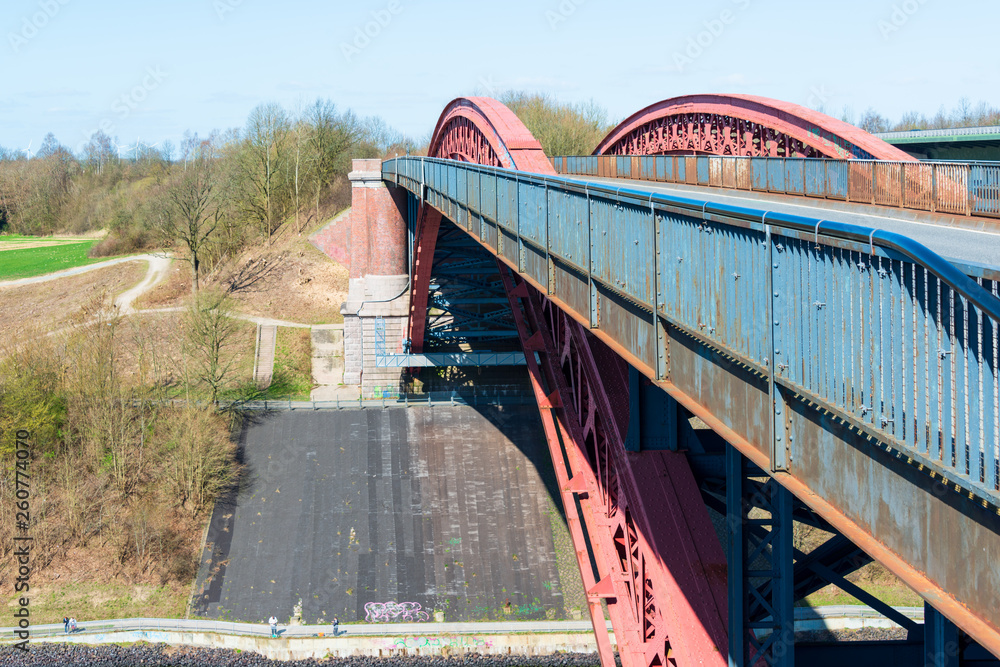 Fotografia do Stock: Blick von der Levensauer Hochbrücke über den Nord-Ostsee-Kanal. Das Ufer ...