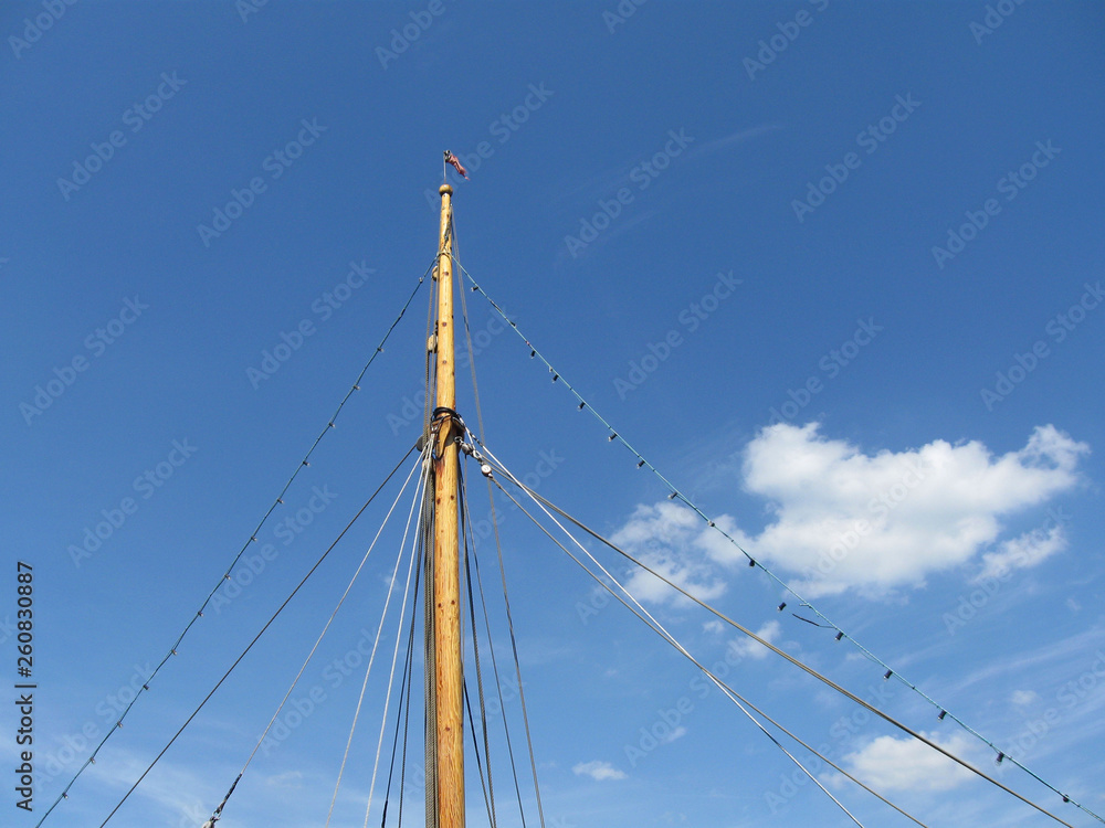 Segelboot, Mast, Segelboot-Mast, Holzmast, gen Himmel Stock Photo ...