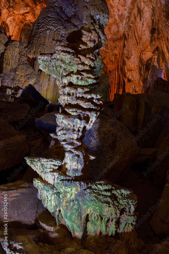 Foto de Amazing geological forms in Tien Son Cave near Phong Nha ...