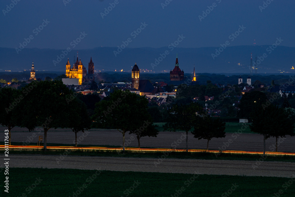 Foto Stock Wormser Wahrzeichen am Abend,Dom St. Peter, Wasserturm ...