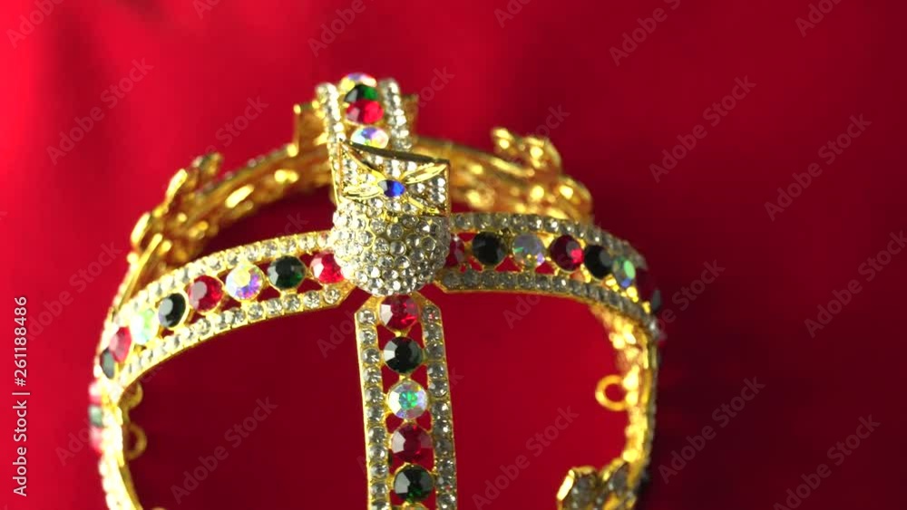 Vidéo Stock Gold crown with luxury color jewels and diamonds, view from ...