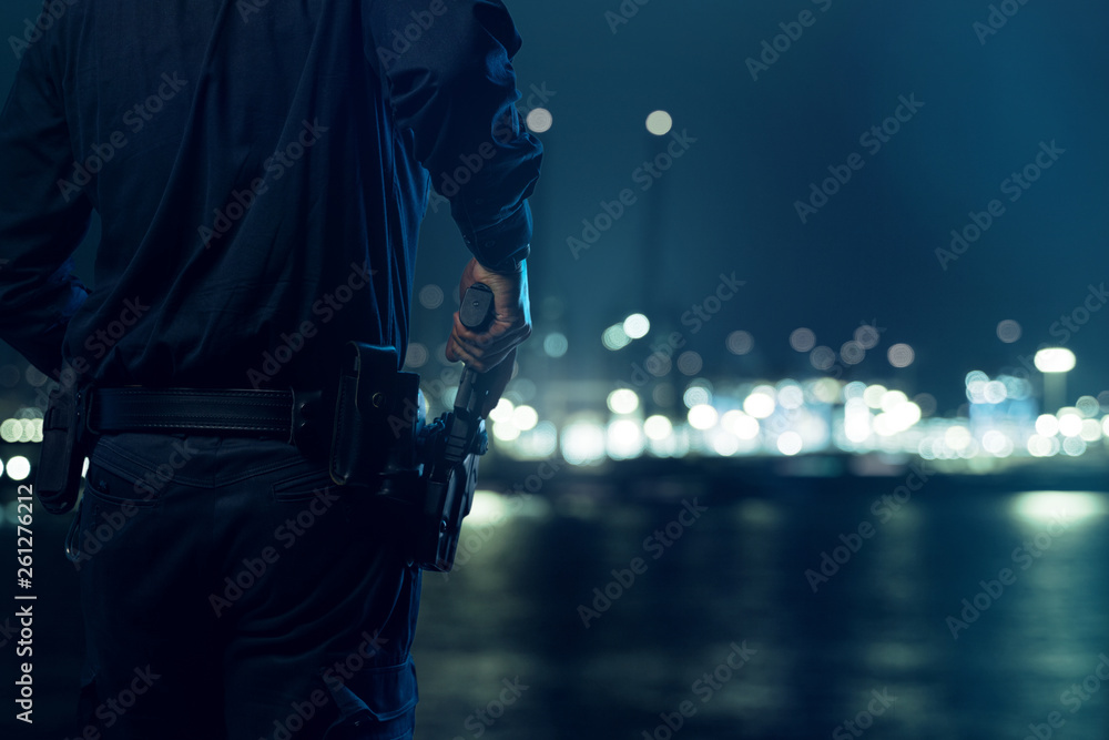 Polizist zieht Waffe Stock Photo | Adobe Stock
