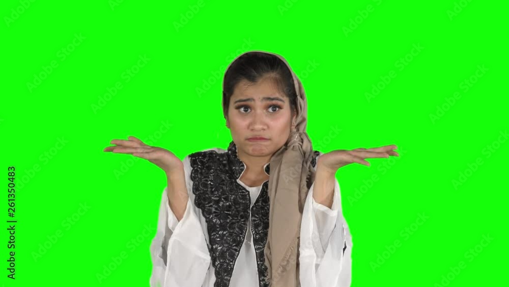 Vidéo Stock Confused young muslim woman shrugging shoulders while ...
