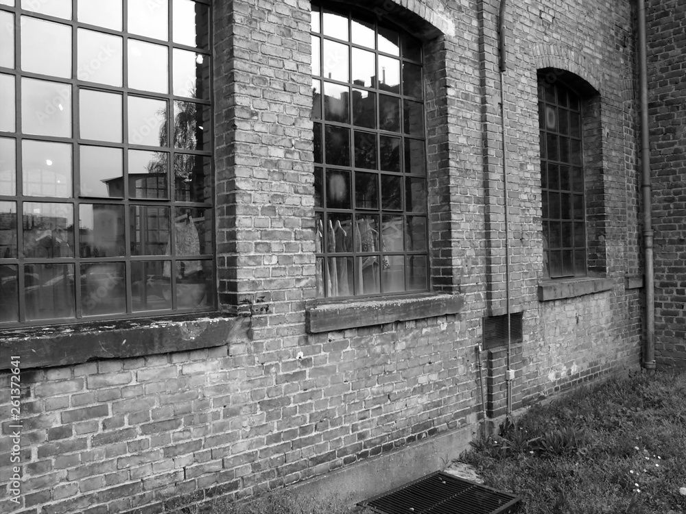 Spiegelnde alte Fabrikfenster der ehemaligen Heyne Fabrik mit ...
