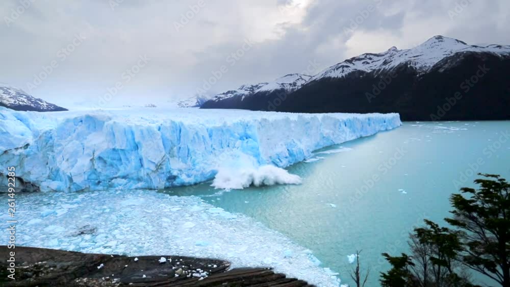 A breathtaking natural phenomenon when chunks of the glacier broke off ...