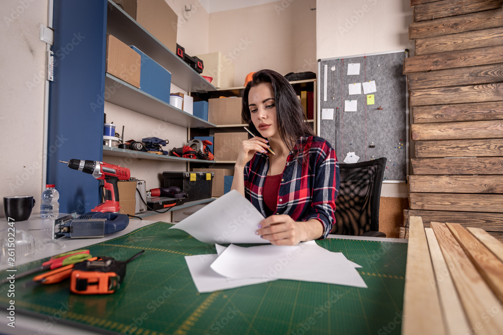 Craftsmen woman thinking an idea. Self employed female carpenter ...