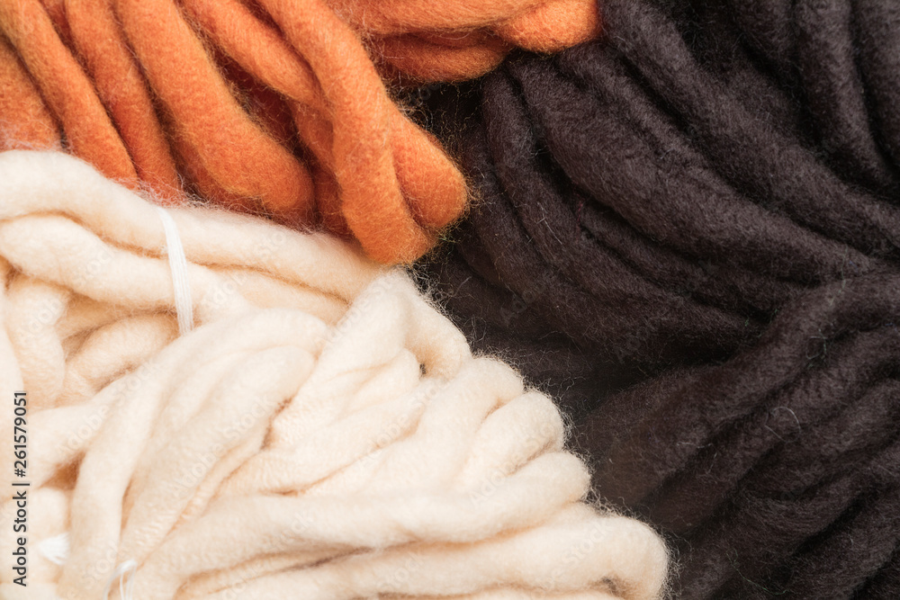 primer plano de lanas gruesas de colores caafe, negro y beige Stock Photo | Adobe Stock