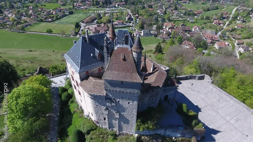 Le Château de Menthon-Saint-Bernard vue par drone Stock ビデオ | Adobe Stock