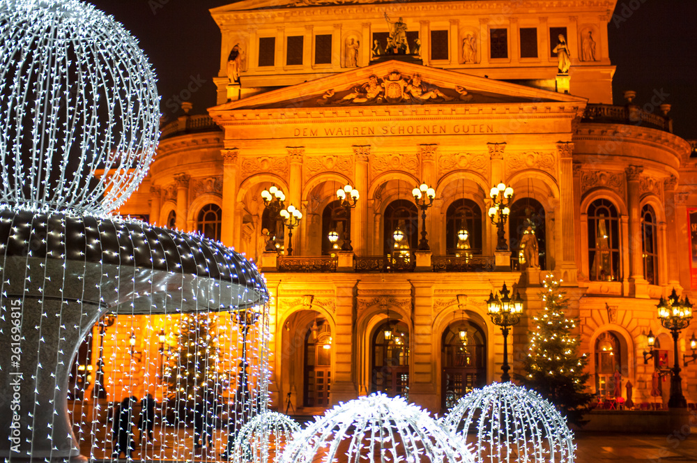 Die alte Oper in Frankfurt am Main bei Nacht und künstlicher ...